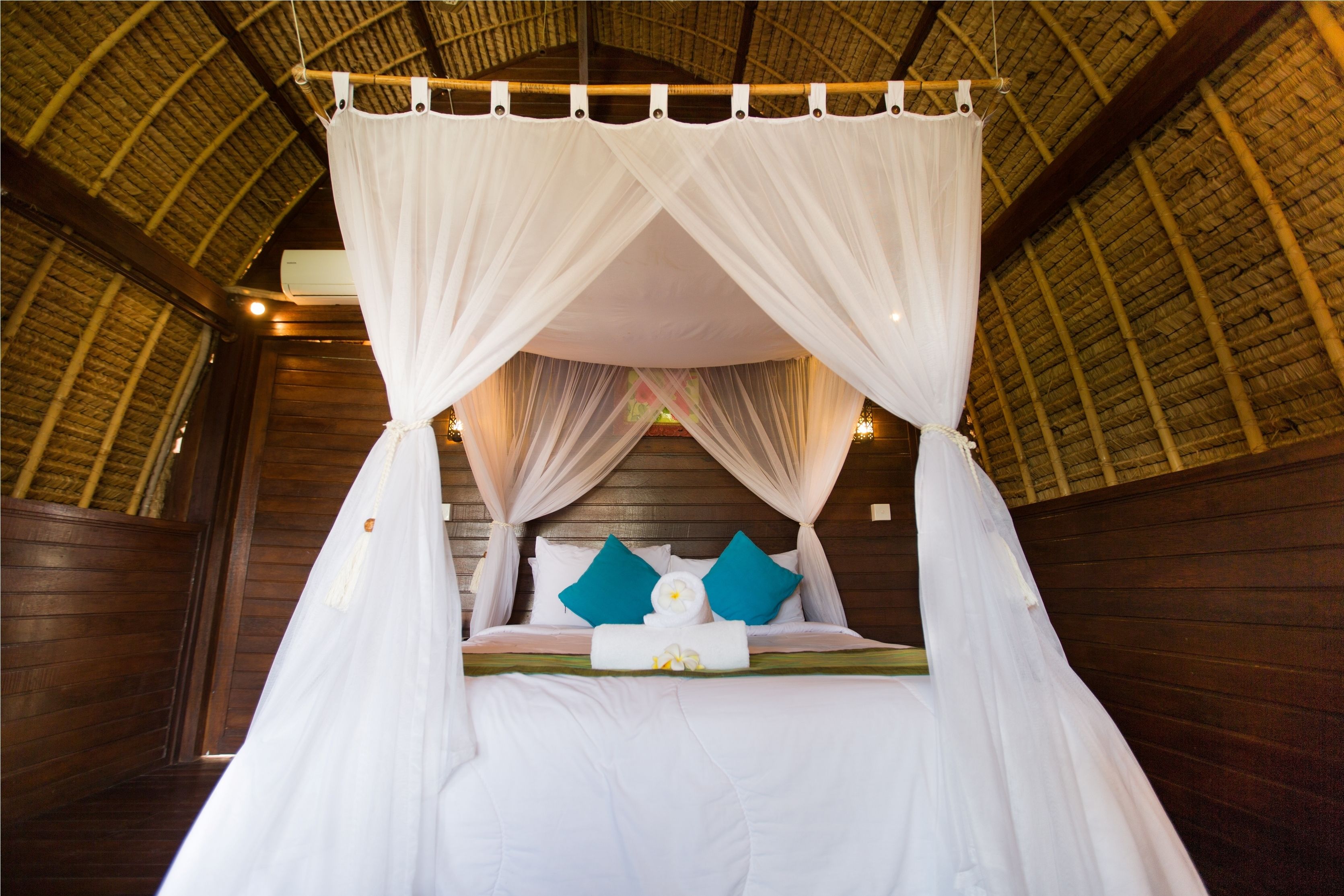 Bungalow Deluxe | Minibar, cofre no quarto, secretária, quartos insonorizados 