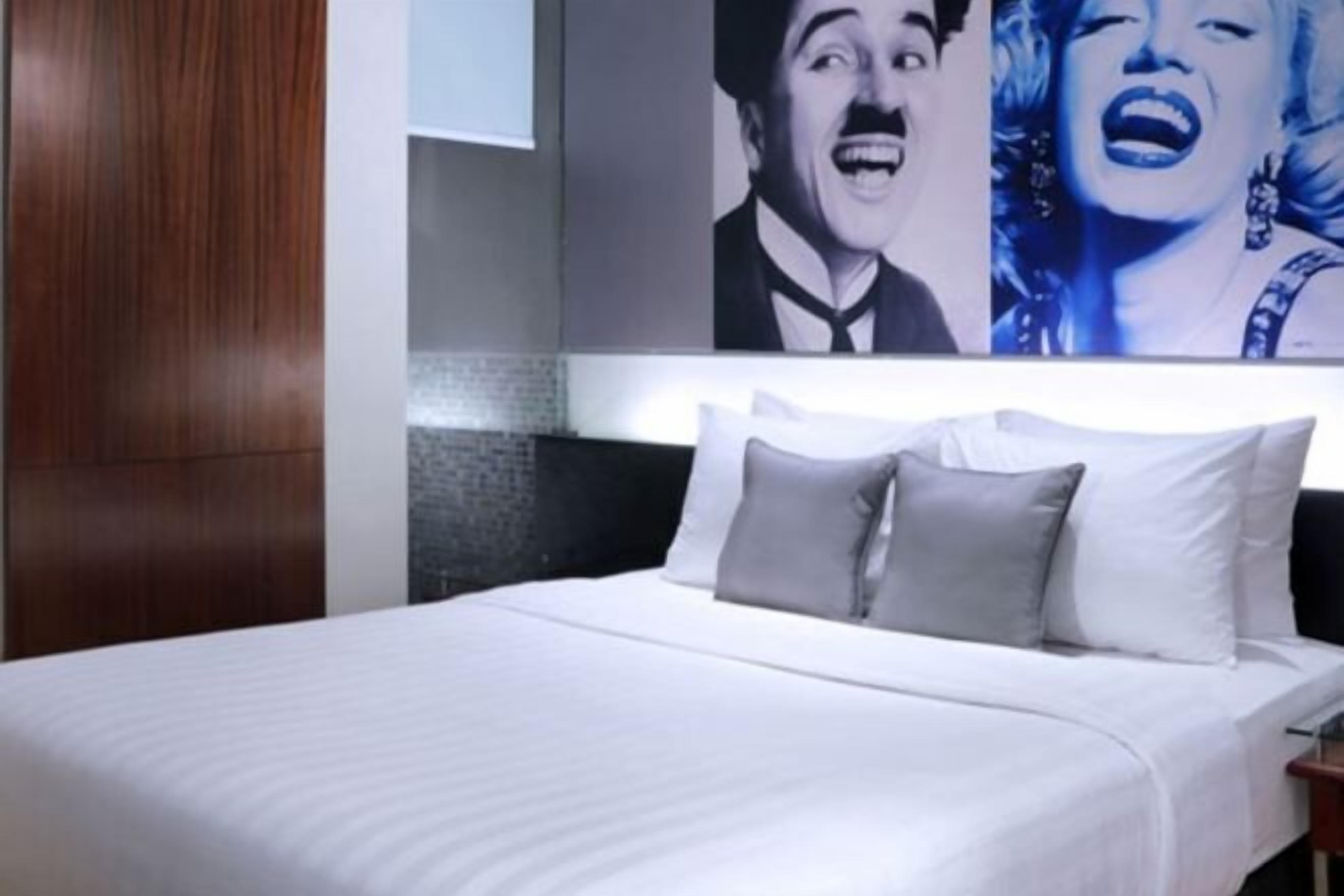 Minibar, cofre no quarto, secretária, quartos insonorizados 