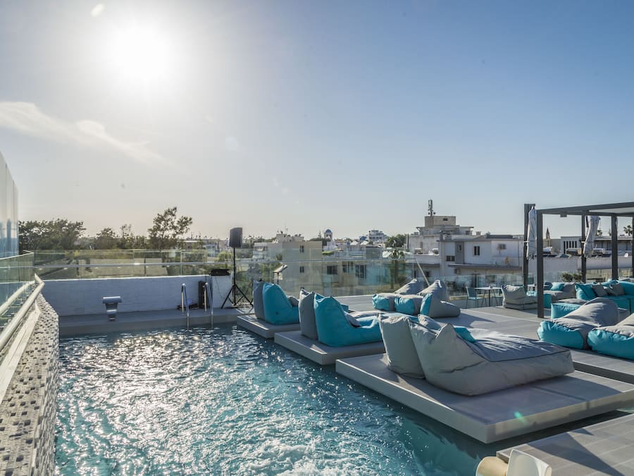 Piscina externa sazonal, funciona das 9h às 19h30, espreguiçadeiras