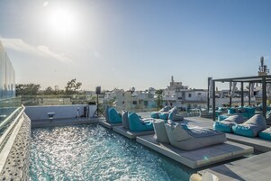 Piscina externa sazonal, funciona das 9h às 19h30, espreguiçadeiras