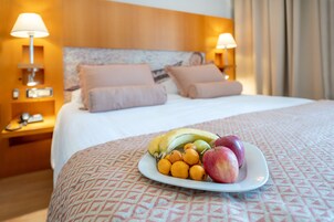 Frigobar, cofres nos quartos, individualmente mobiliados, escrivaninha