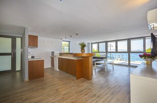 Suite Executiva | Sala de estar | Televisor de 16 polegadas com canais via satélite