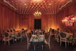 2 restaurantes: servem pequenos-almoços, almoços, jantares e brunches