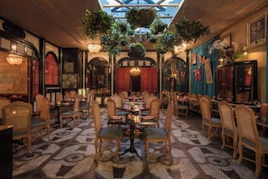 2 restaurantes: servem pequenos-almoços, almoços, jantares e brunches
