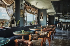 2 restaurantes: servem pequenos-almoços, almoços, jantares e brunches