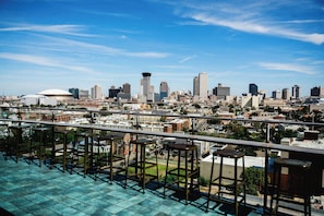 Linha do horizonte da cidade com edifícios altos e céu claro.