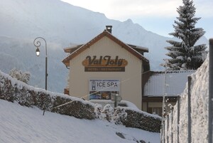 Hotel Val Joly com placa para um Spa de Gelo.
