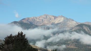 Paisagem de montanha com céu claro.
