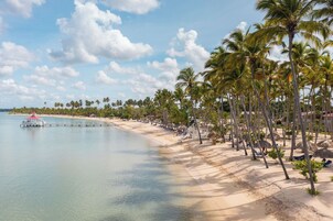 Praia particular, guarda-sóis, toalhas de praia, massagens na praia 