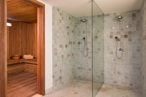 Salas para tratamentos a dois, sauna seca, banheira de hidromassagem