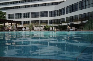 2 piscinas externas, guarda-sóis, espreguiçadeiras