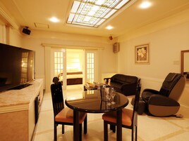 TV de tela plana, DVD player, filmes recentes