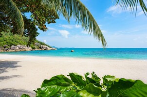 Na praia, praia de areia branca, massagens na praia, snorkel 