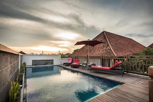 Piscina externa, piscina com cascata, espreguiçadeiras