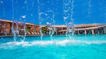 Piscina externa, guarda-sóis, espreguiçadeiras