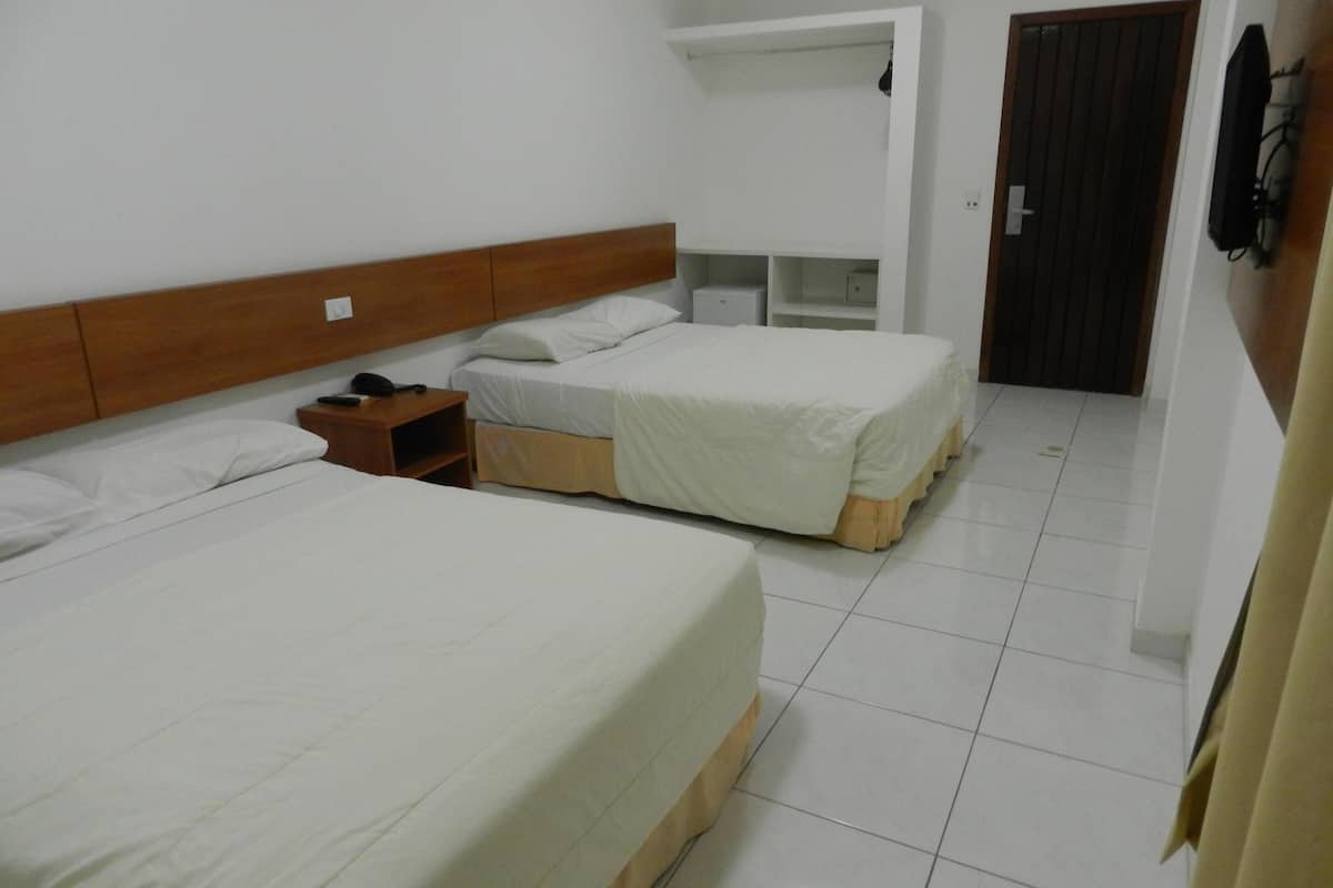 Frigobar, cofres nos quartos, cortinas blackout, roupa de cama
