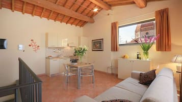 Apartamento Deluxe, 1 quarto, Vista para a cidade (5 people) | Sala de estar | Televisor LCD