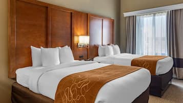 Suíte, para não fumantes (2 Queen Beds) | Ferros/tábuas de passar roupa, Wi-Fi de cortesia, roupa de cama