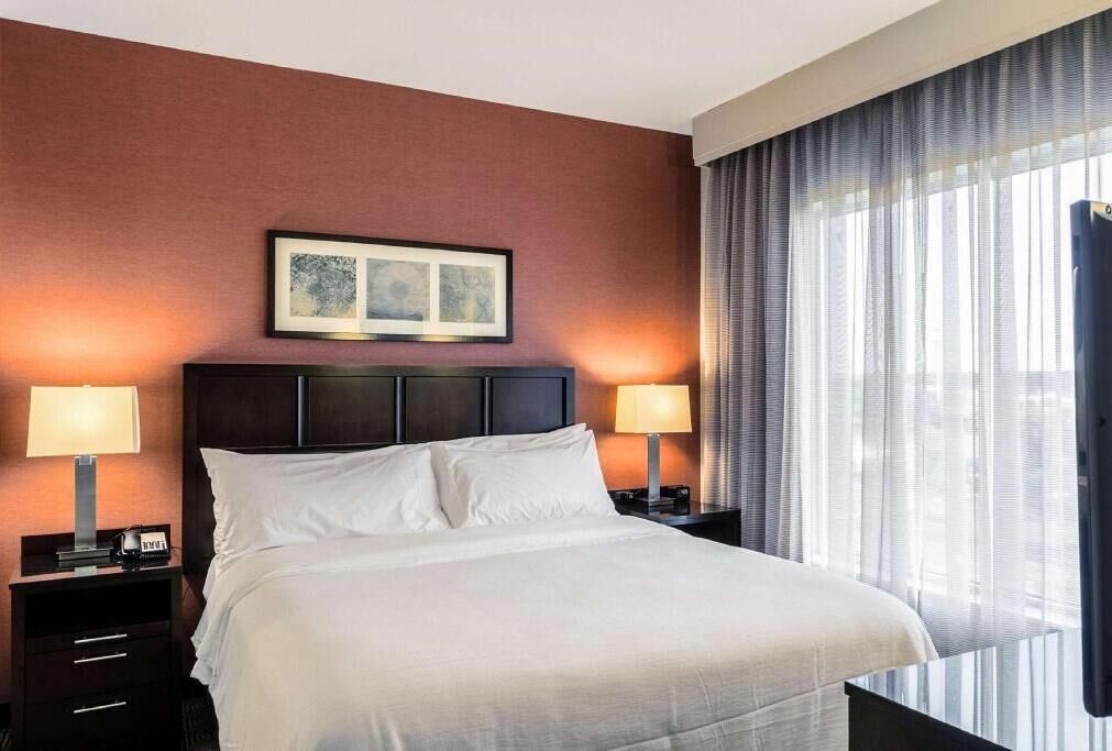 1 quarto, cofre no quarto, secretária 