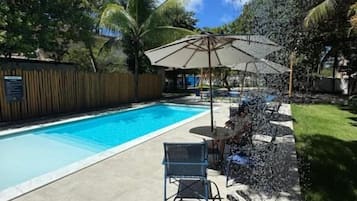 Piscina externa, guarda-sóis