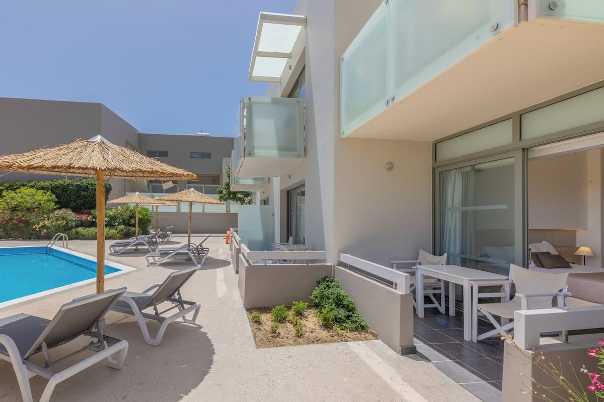 Quarto casal ou duplo standard, acesso à piscina | Roupas de cama premium, frigobar (abastecido com itens grátis)