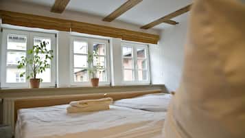 Quarto casal | Roupas de cama premium, cofres nos quartos, escrivaninha
