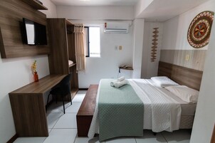 Quarto casal standard | Frigobar, escrivaninha, cortinas blackout, Wi-Fi de cortesia