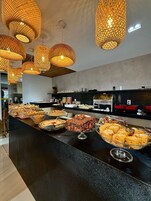 Café da manhã, almoço e jantar