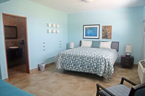 Quarto, 1 cama queen-size | Cofre no quarto, cortinas/cortinados opacos, ferro/tábua de engomar 