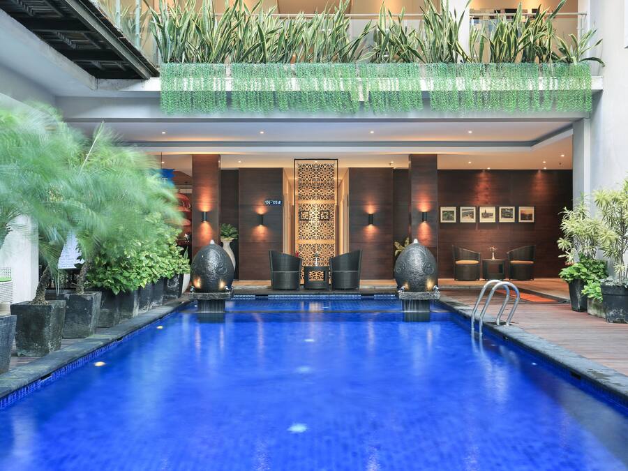 Piscina externa, espreguiçadeiras