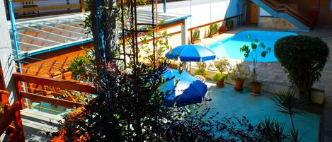 Piscina interna, piscina externa, funciona das 9h às 20h, guarda-sóis