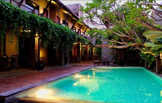 Quarto casal luxo | Roupas de cama premium, cofres nos quartos, escrivaninha