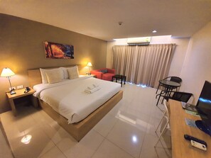 Quarto Deluxe | Roupa de alta qualidade, minibar com produtos grátis, cofre no quarto 