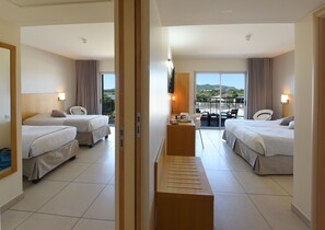 Quarto Familiar, quartos comunicantes | Minibar, cofre no quarto, secretária, quartos insonorizados 