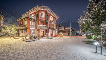 Fachada do alojamento (tarde/noite)