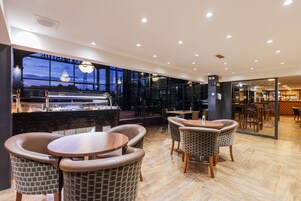 Café da manhã, almoço e jantar; culinária internacional 