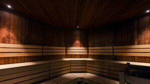 Uma sauna com bancos de madeira dispostos em formato de semicírculo.