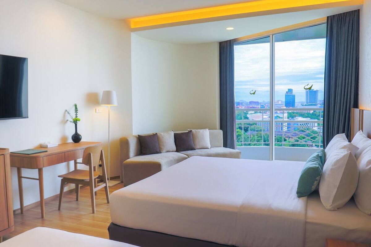 Quarto Deluxe, vista para o oceano | Minibar com produtos grátis, cofre no quarto, secretária