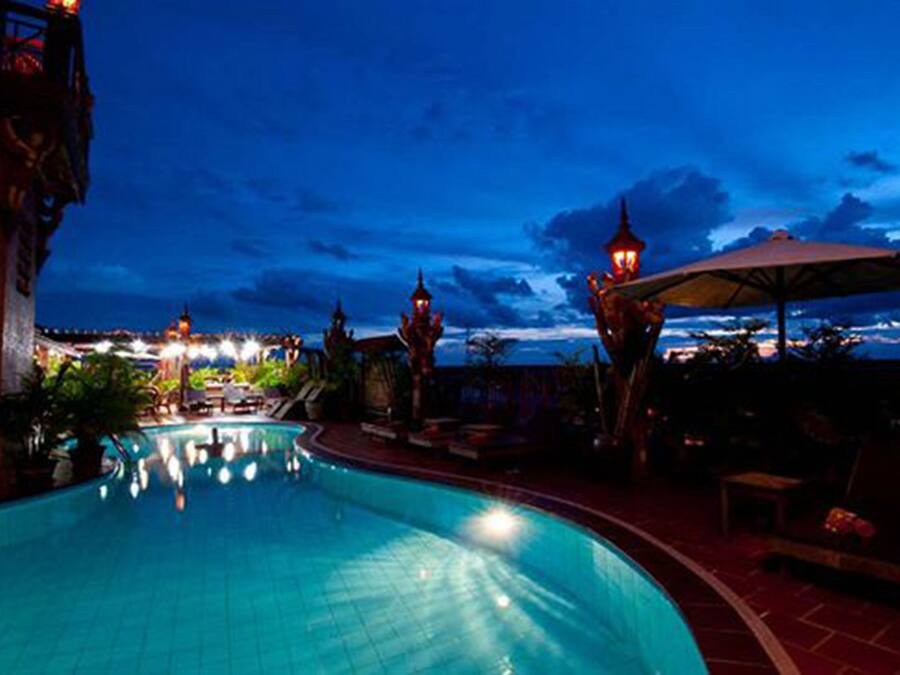 Piscina exterior, uma piscina no terraço, guarda-sóis, espreguiçadeiras