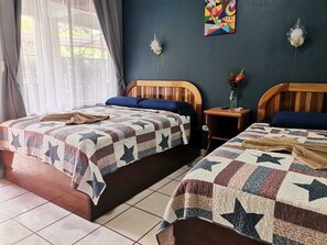 Quarto Quádruplo Superior | Cortinas/cortinados opacos, Wi-fi grátis, roupa de cama fornecida 