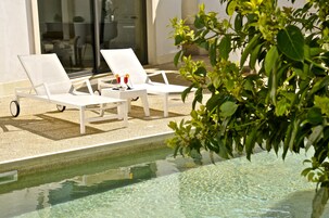 Piscina externa, espreguiçadeiras