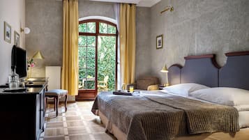 Quarto casal standard | Frigobar, cofres nos quartos, individualmente decorados, escrivaninha