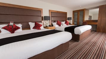 Contemporary Executive Twin Room | Cofre no quarto, secretária, ferro/tábua de engomar, Wi-fi grátis