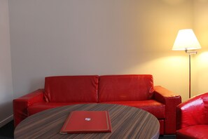 Suite | Minibar, secretária, cortinas/cortinados opacos, ferro/tábua de engomar 