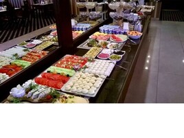 Café da manhã continental diário (PLN 55 por pessoa) 