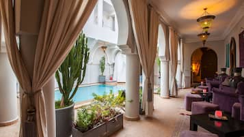 Piscina exterior, espreguiçadeiras