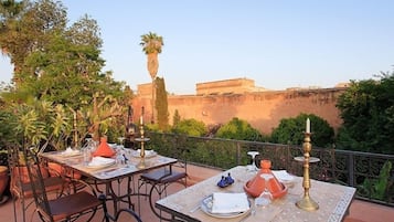 Pequenos-almoços, almoços, jantares servidos, cozinha local