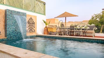 Piscina externa, espreguiçadeiras