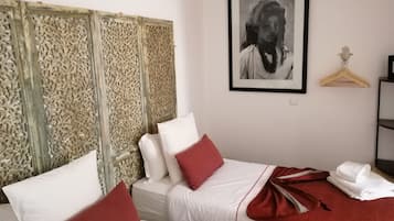 Quarto casal ou duplo premium, banheiro privativo (Tan-Tan) | Cofres nos quartos, individualmente decorados, escrivaninha