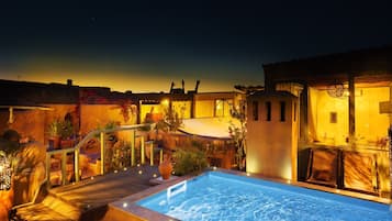 Piscina externa, espreguiçadeiras